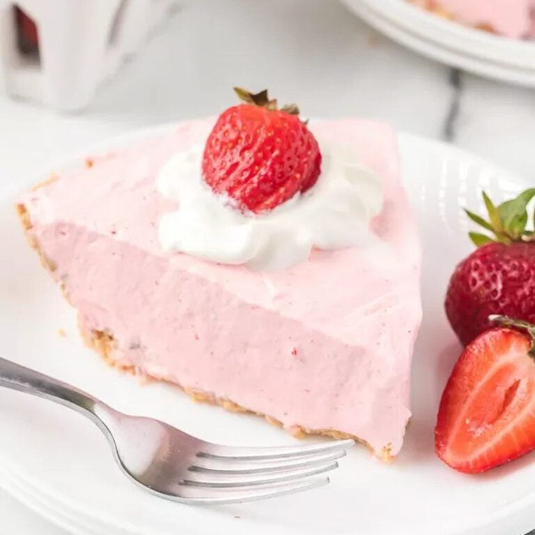 Easy Strawberry Jello Pie Recipe - Desserts on a Dime