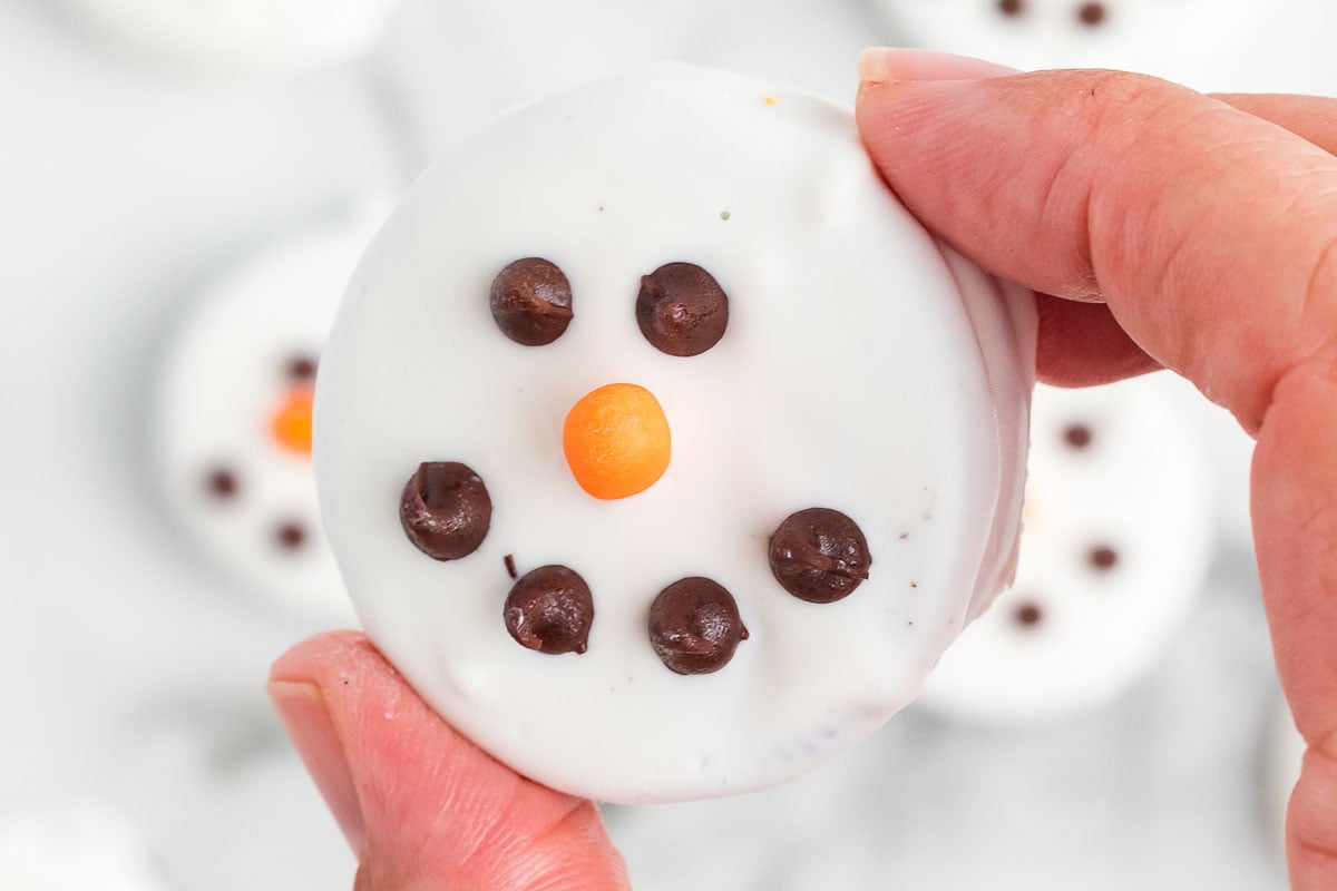 Snow man Chocolate Covered Oreos- No Bake Treat