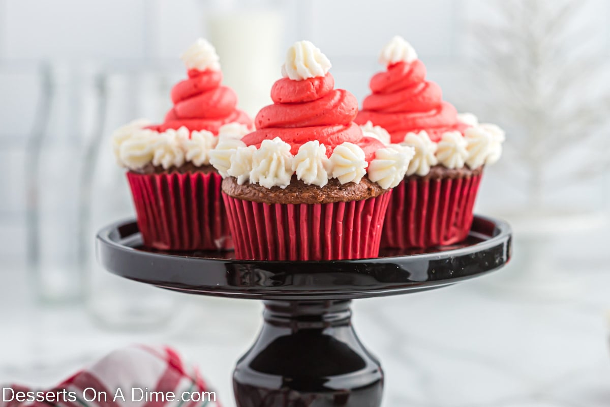 Easy Santa Hat Cupcakes, Fun Christmas cupcake
