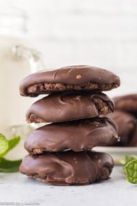 Copycat Thin Mint Cookies - Desserts on a Dime