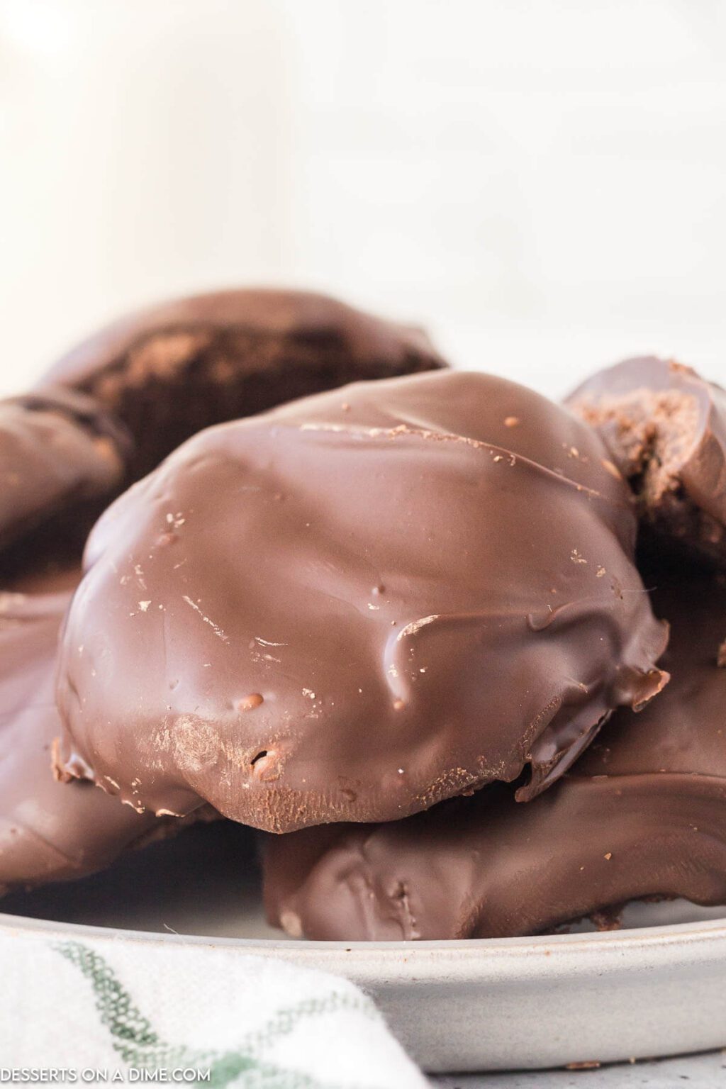 Copycat Thin Mint Cookies - Desserts on a Dime