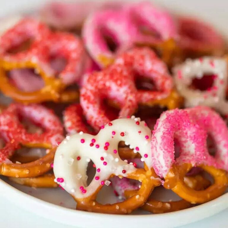 Valentine Chocolate Covered Pretzels - Desserts on a Dime