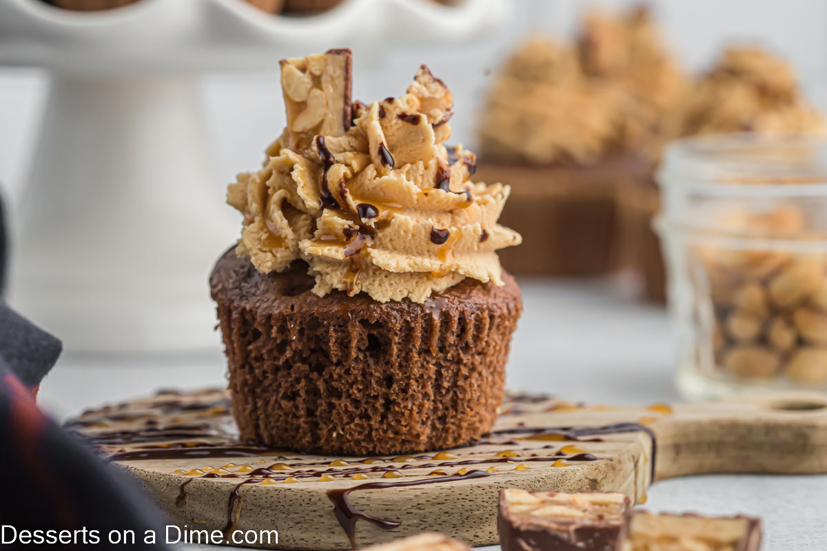 Snickers Cupcakes - Best snickers cupcakes recipe
