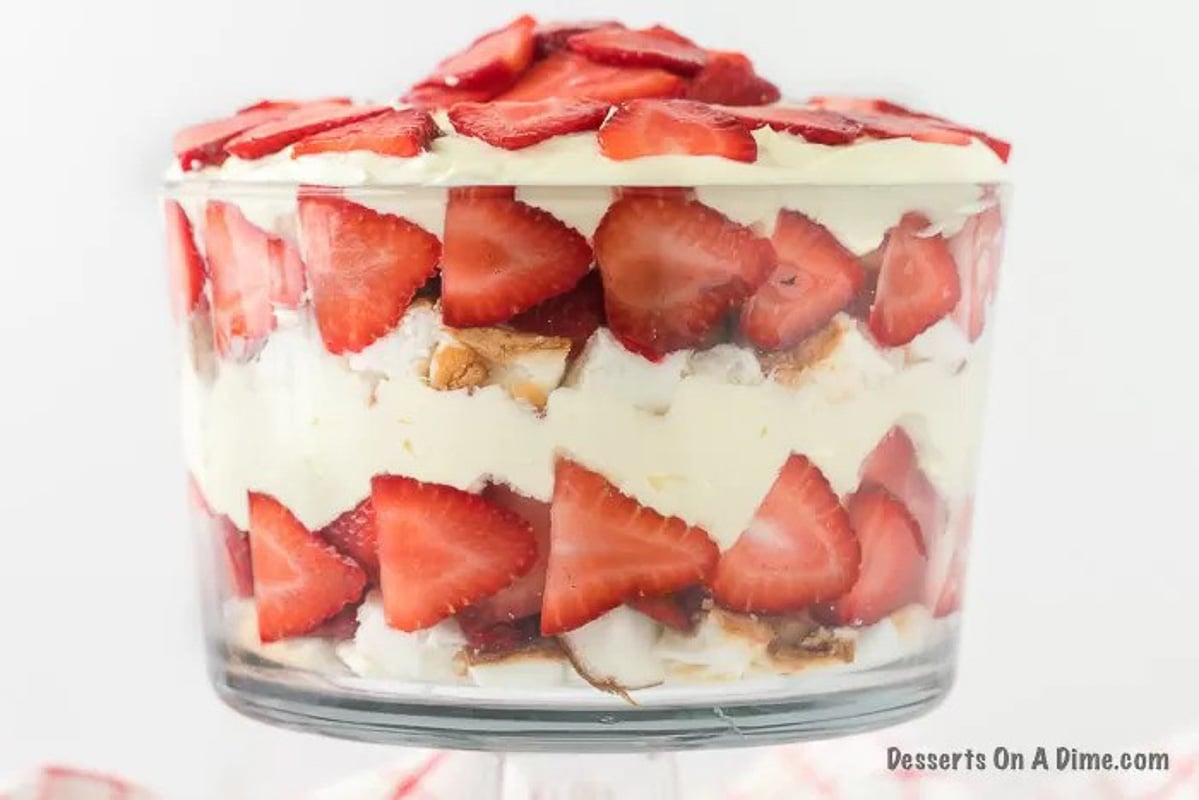 Strawberry trifle recipe (VIDEO!) - Desserts on a Dime