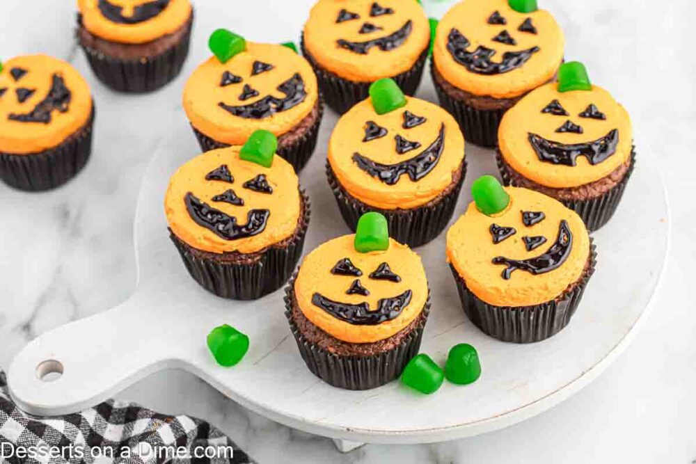 Jack-O-Lantern Cupcakes - Desserts On A Dime