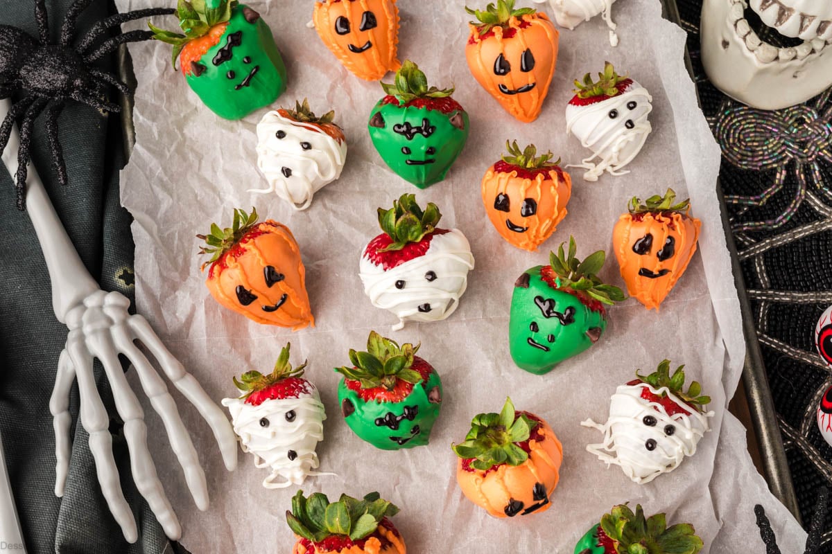 Halloween Chocolate Covered Strawberries - Desserts on a Dime