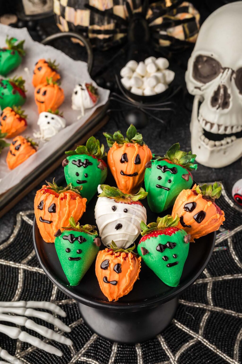 Halloween Chocolate Covered Strawberries - Desserts on a Dime