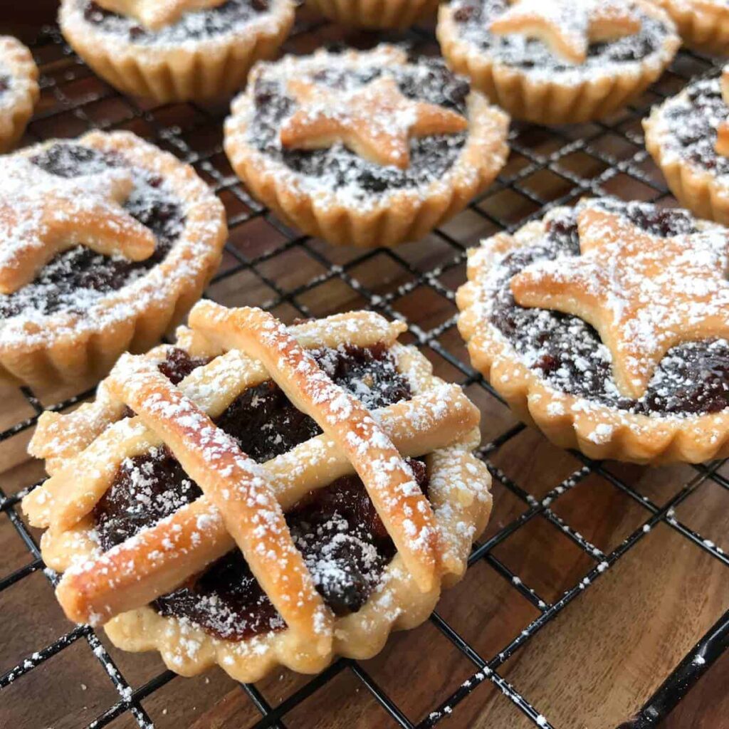 32 Christmas Pie Recipes - Desserts On A Dime